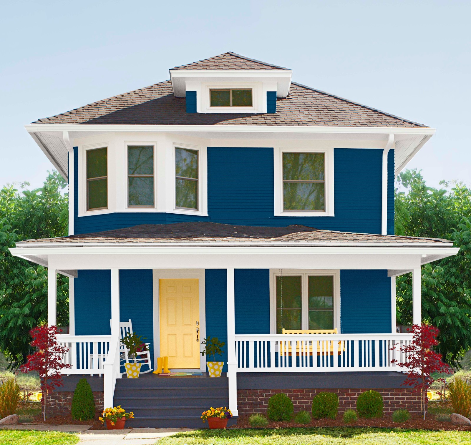 18 Popular Blue House Yellow Door Ideas for the Best Exterior Makeovers ...