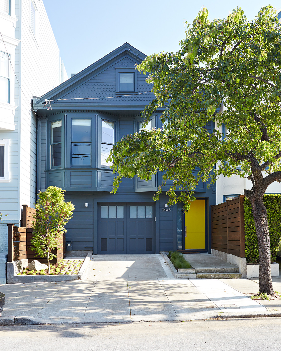 18 Popular Blue House Yellow Door Ideas for the Best Exterior Makeovers ...