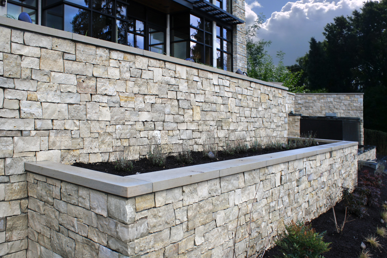 15 Most Splendid Stone Veneer Retaining Walls for Durable Construction ...